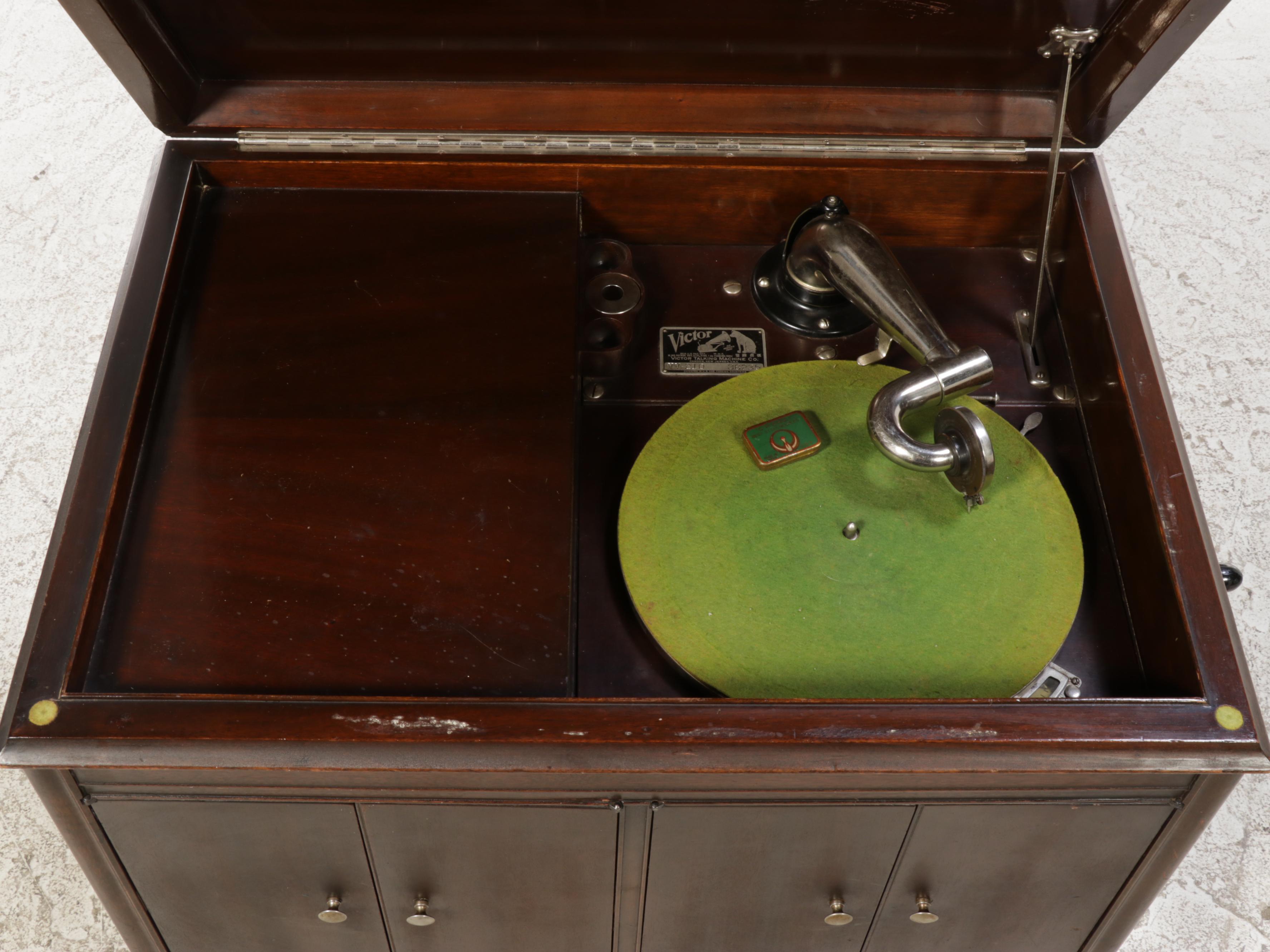 Victor Victrola Talking Machine VV-210 in Mahogany | EBTH