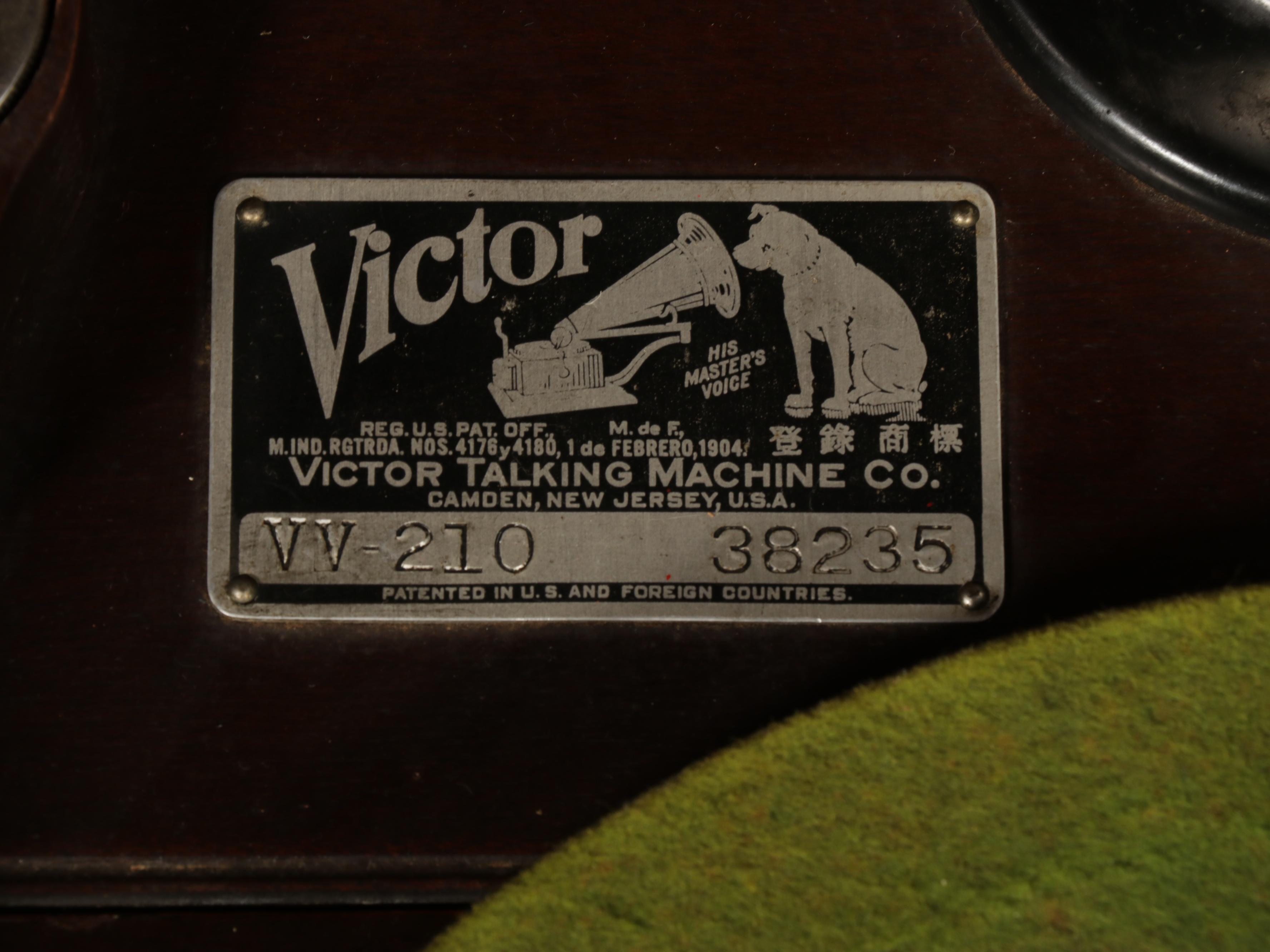 Victor Victrola Talking Machine VV-210 in Mahogany | EBTH