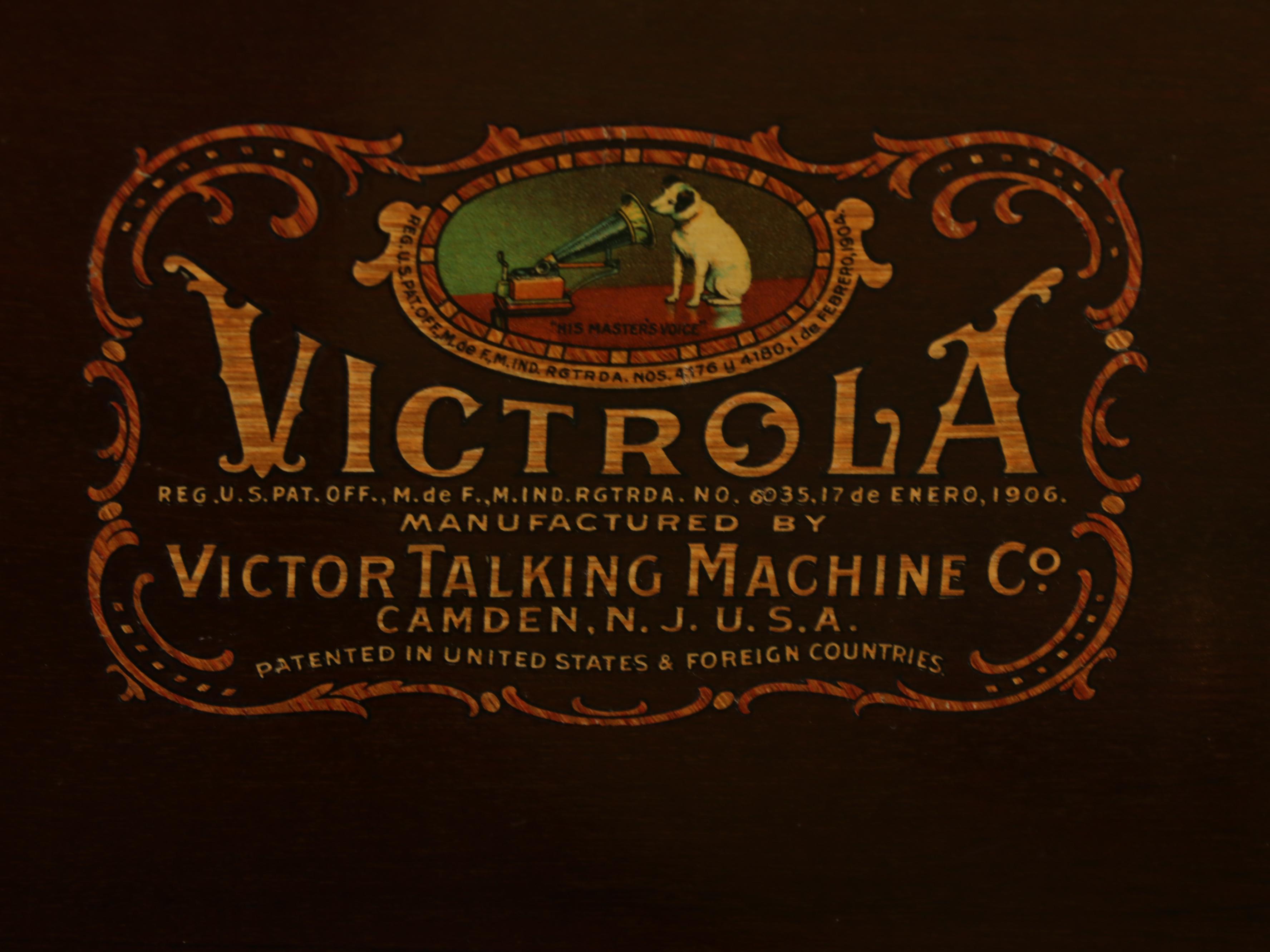 Victor Victrola Talking Machine VV-210 in Mahogany | EBTH