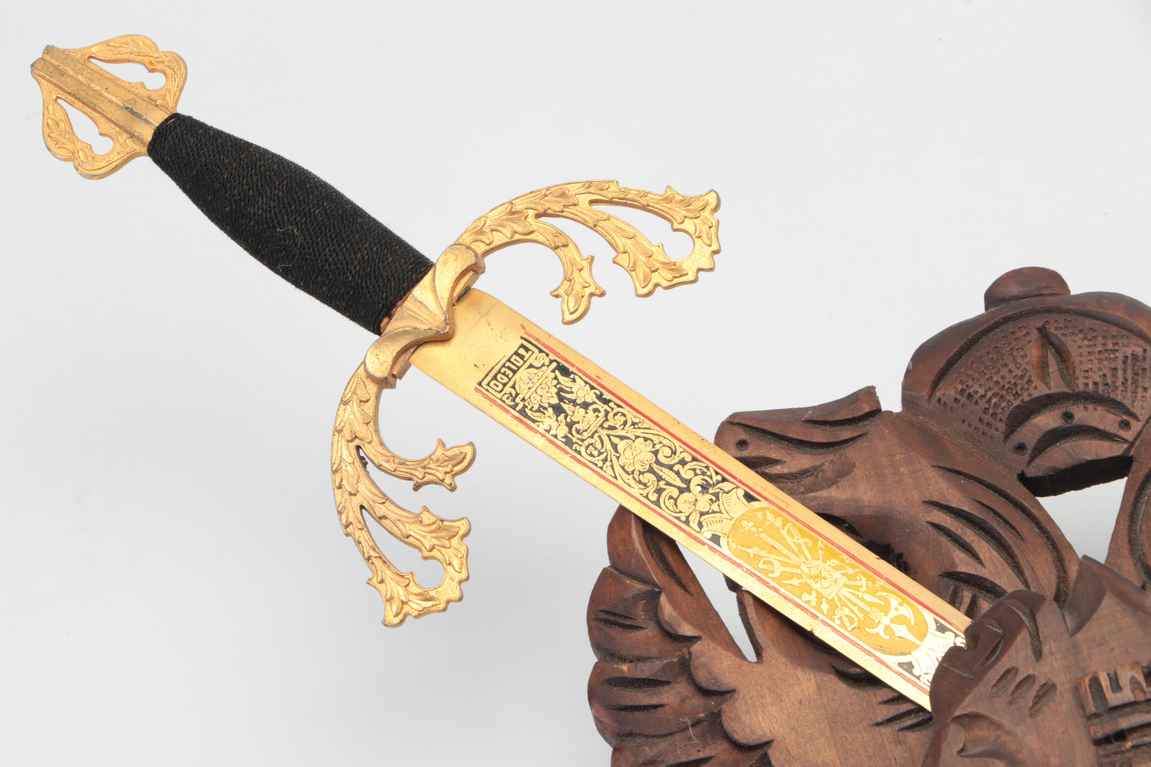 Toledo El Cid Type Swords Coat of Arms Display | EBTH
