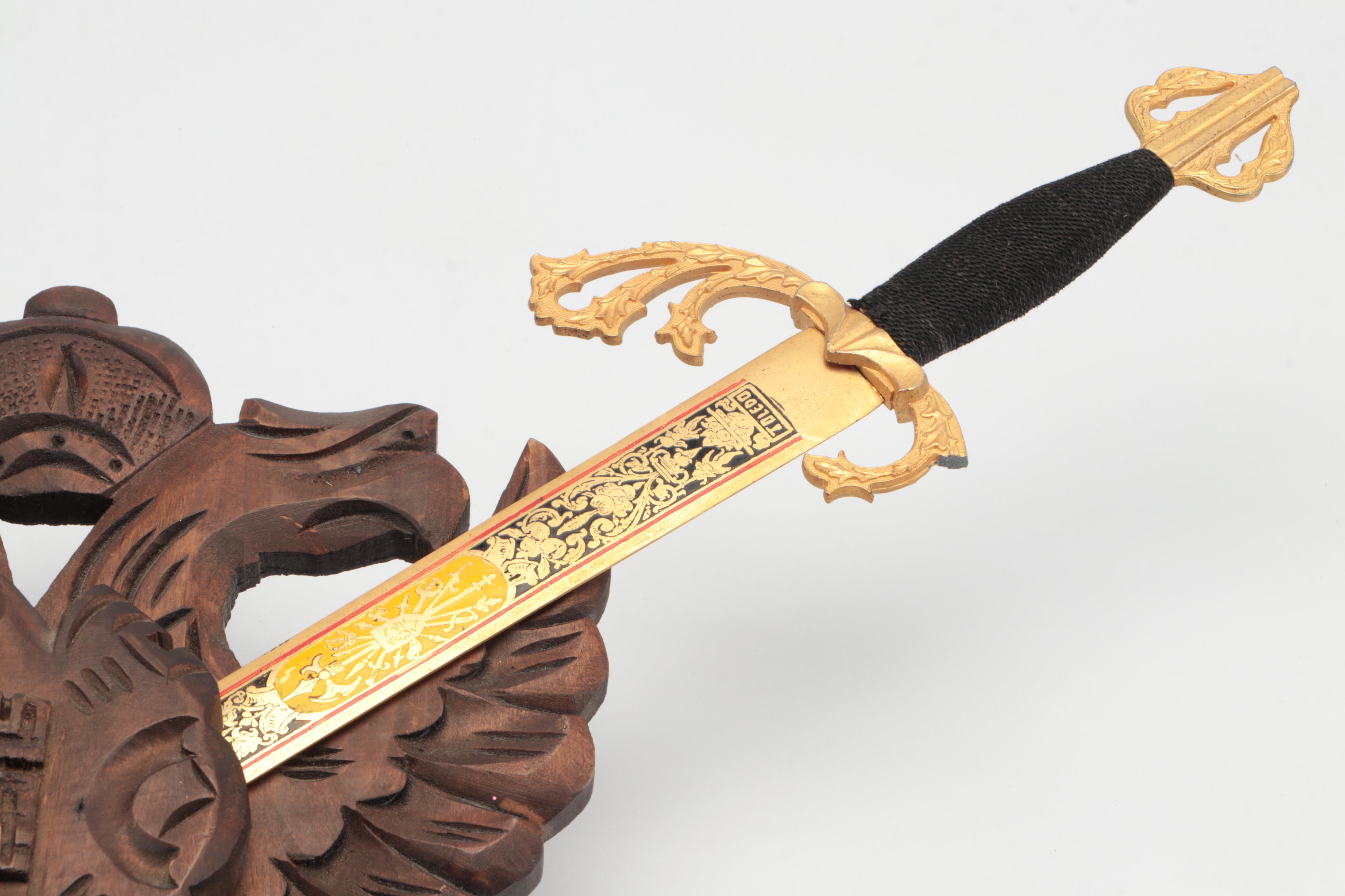 Toledo El Cid Type Swords Coat of Arms Display | EBTH